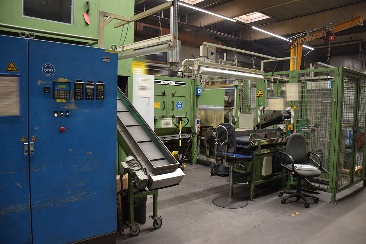 Walther Trowal THM 400/2E continuous shot blasting machine SA2125, used ...